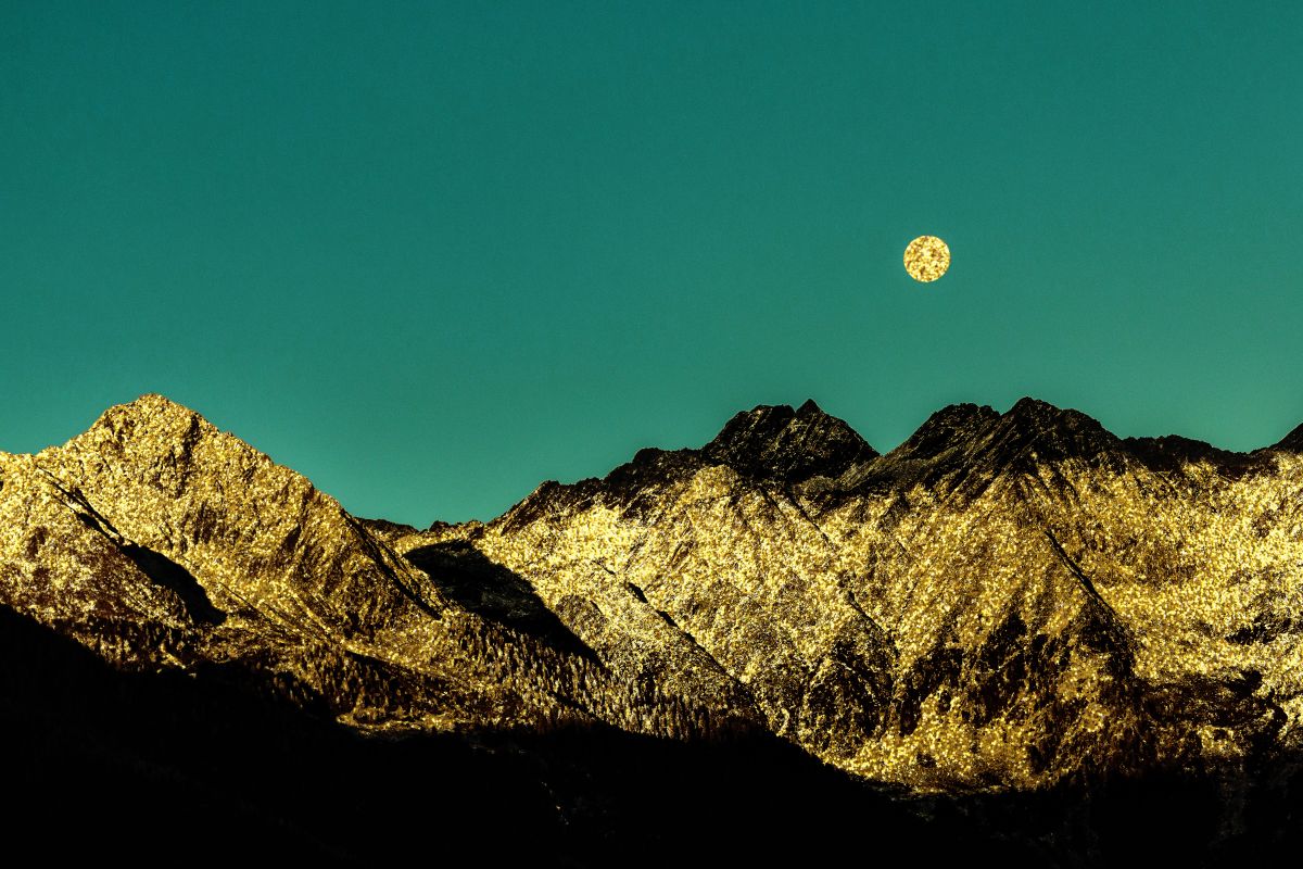 Golden Mountain Range – Pineapple Licensing