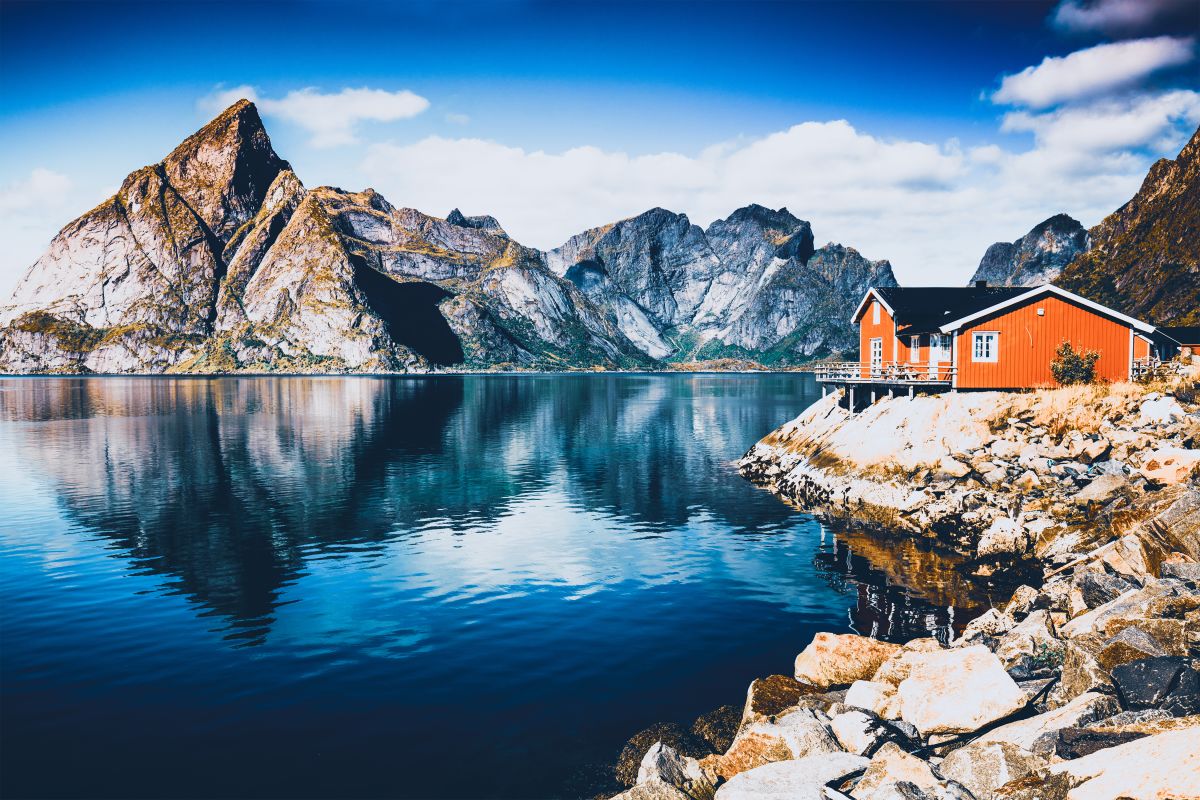 Lakeside Mountain Lofoten Village – Pineapple Licensing